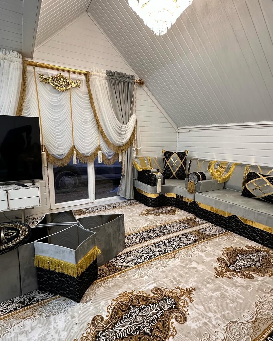 Moroccan Majlis, Wooden Bench for Restaurant, Arabic Furniture for Caf